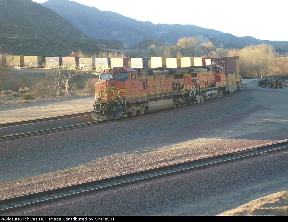 BNSF 4353 Starting around the bend